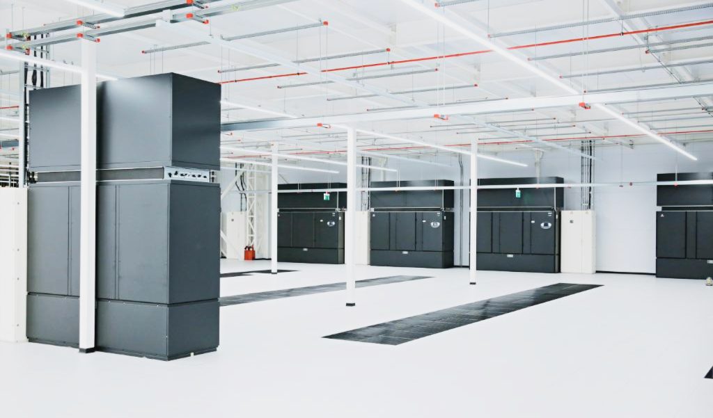 Colocation vs In-House Data Center: Mana yang Tepat untuk Bisnis Anda?